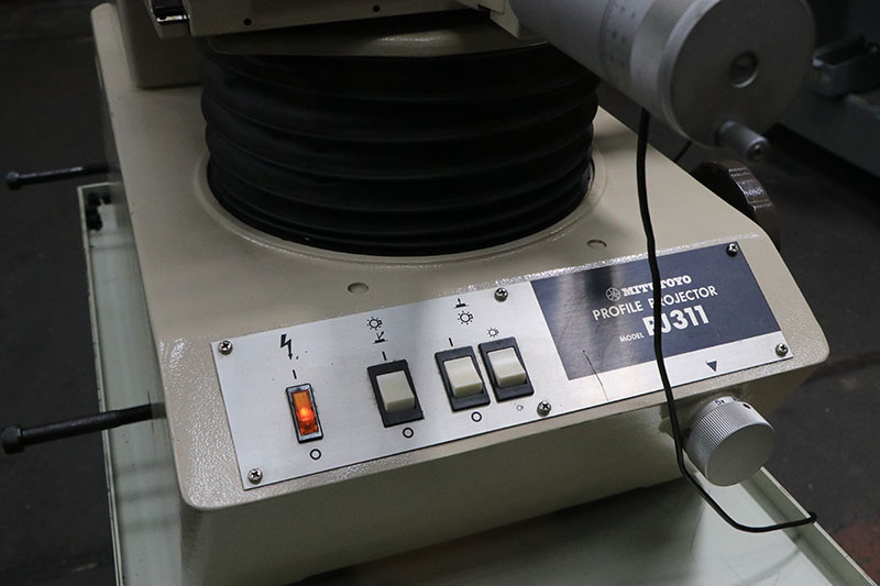 12'' Screen Mitutoyo PJ311, VERTICAL, BENCH MODEL, NEW 1995 OPTICAL ...