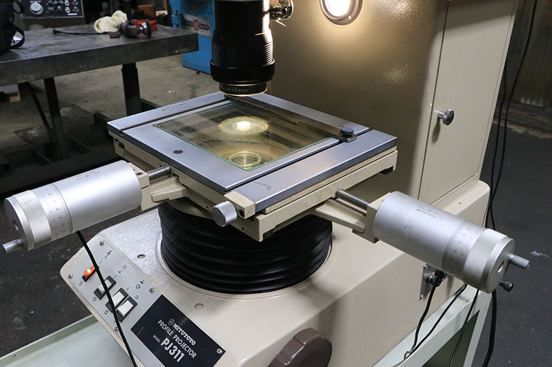 12'' Screen Mitutoyo PJ311, VERTICAL, BENCH MODEL, NEW 1995 OPTICAL ...