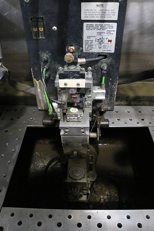 11.81'' Y Axis 17.72'' X Axis Makino SP43, 2006, AWT, X/Y/Z/U/Y AXES ...