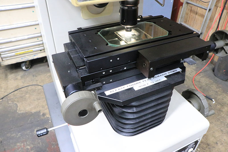 12'' Screen Mitutoyo PJ3000, 2000, VERT. PROJ. BENCH UNIT, 2X DRO ...