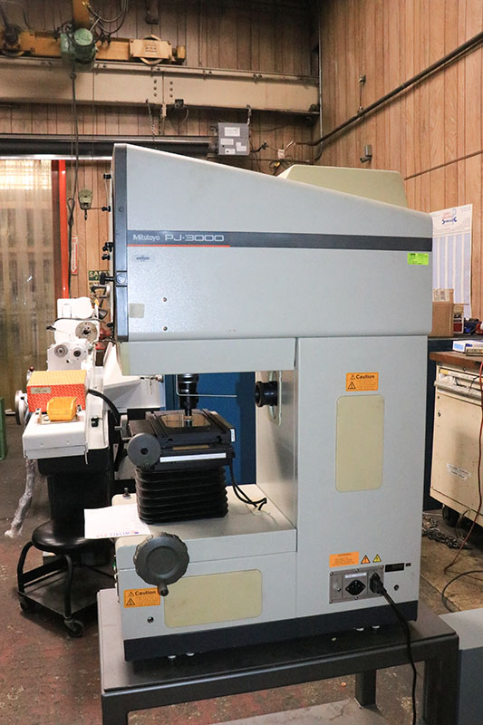 12'' Screen Mitutoyo PJ3000, 2000, VERT. PROJ. BENCH UNIT, 2X DRO ...